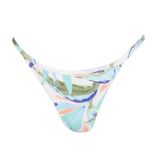 This ’90s Swimsuit Trend Is BACK—And Every It Girl Is Wearing It