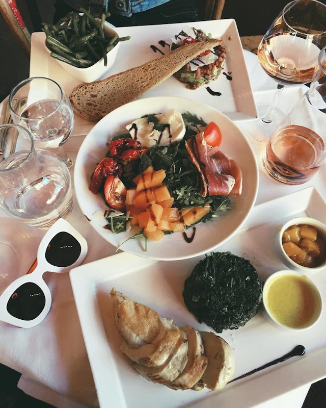 A Definitive Guide To What To Eat With Your Rosé